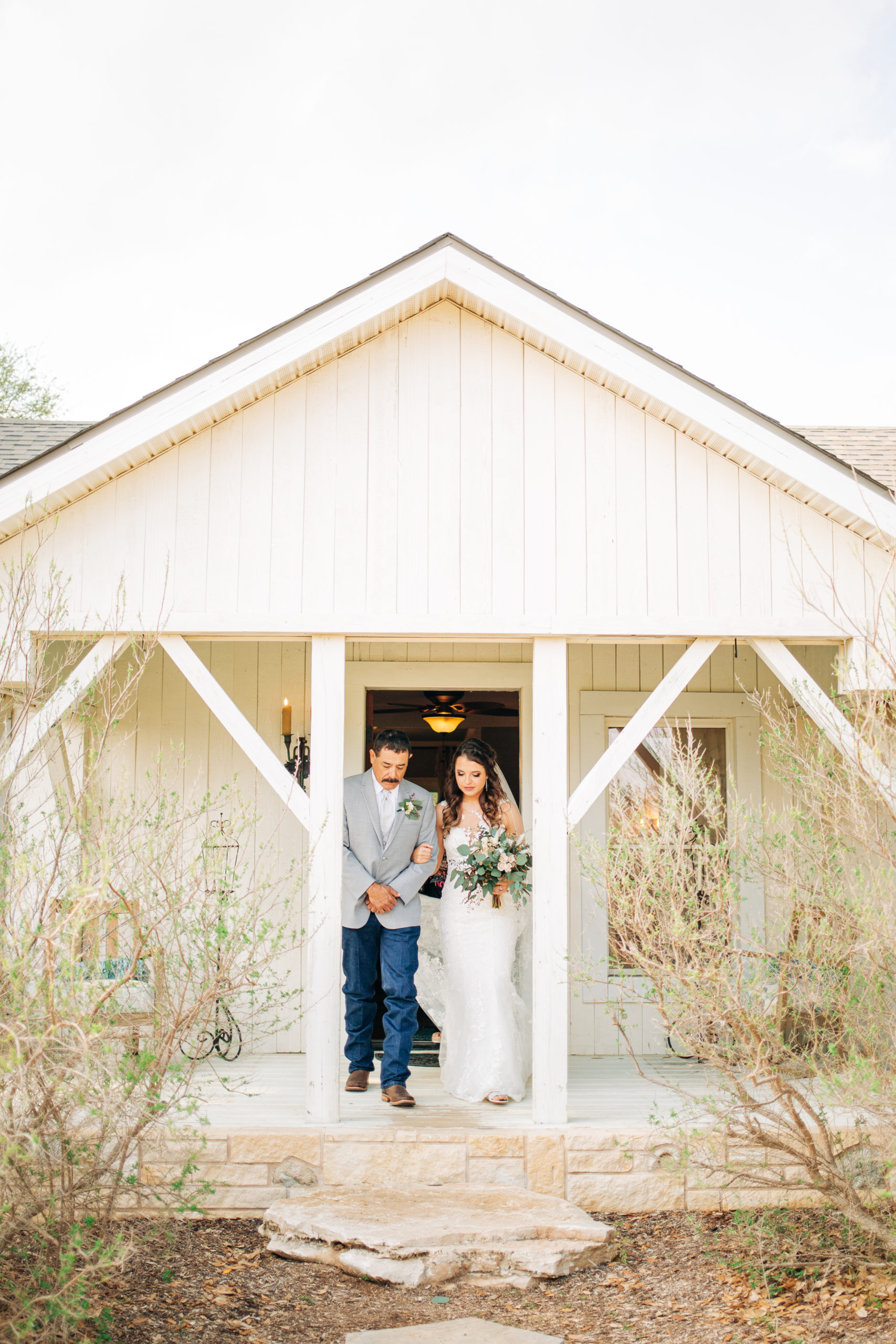 Romantic Wedding in Blum, Texas | honeywildphotography.com